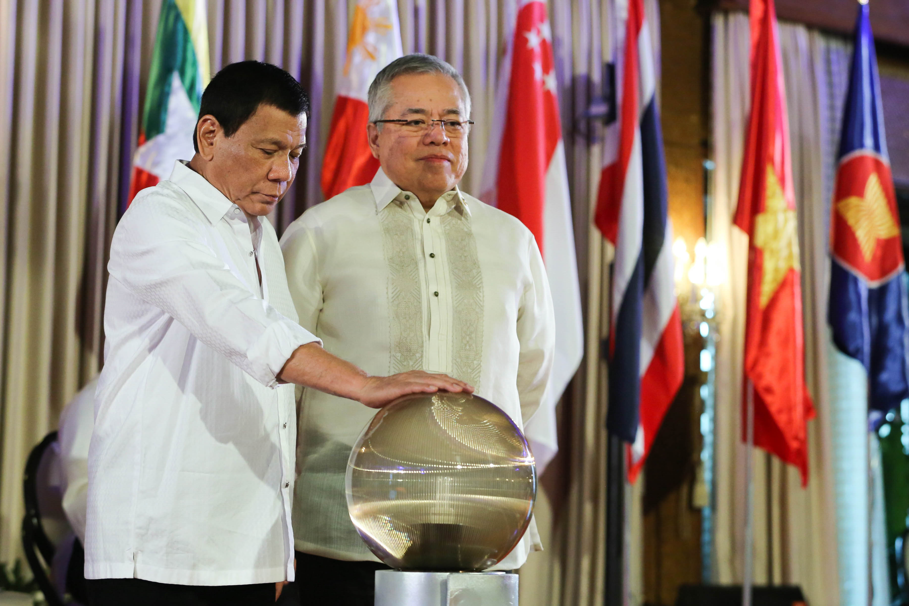 Duterte calls on ASEAN to help small businesses, empower women