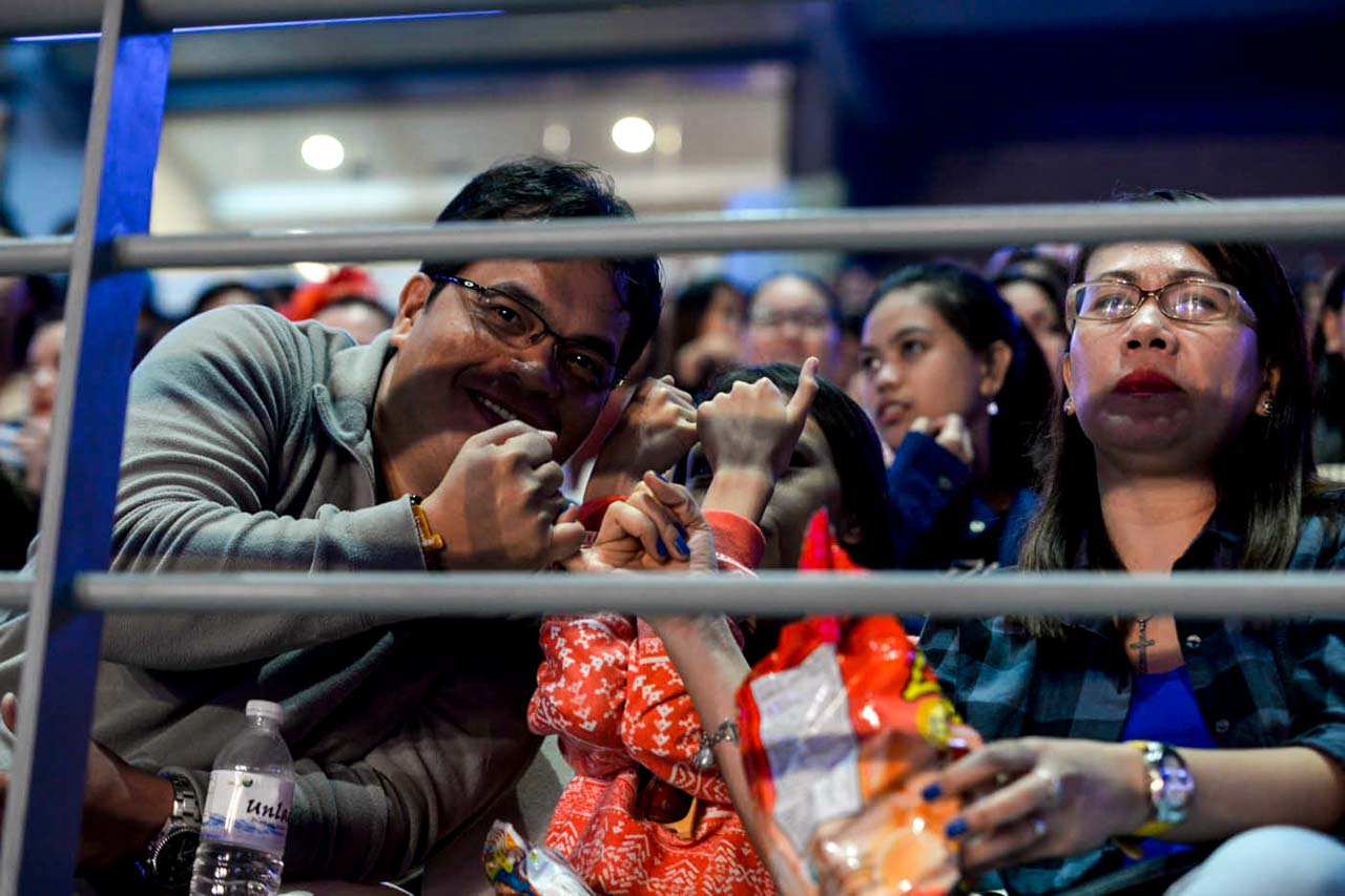 [IN PHOTOS] 'AlDub: Tamang Panahon' fun: Fans flock to Philippine Arena