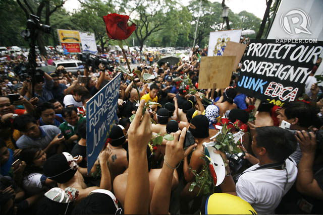 Oblation run: UP students run naked to end culture of impunity