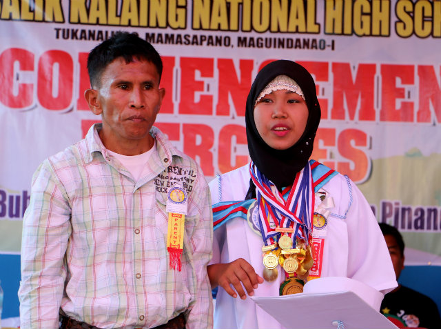 ‘Bakwit’ valedictorian’s wish: ‘Sana araw-araw graduation’