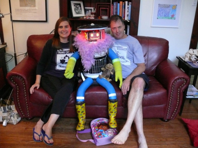 Hitchhiking robot thumbs its way across Canada