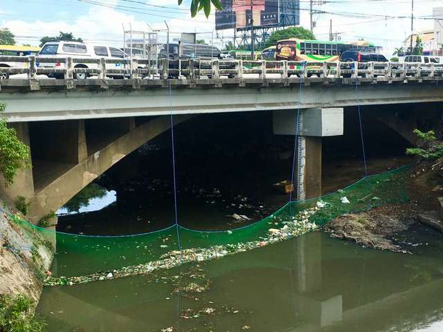 Gov't puts trash traps, warns 'esteroristas' in Pasig River