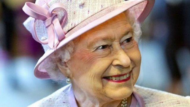 Queen photobombs Aussie athlete's selfie