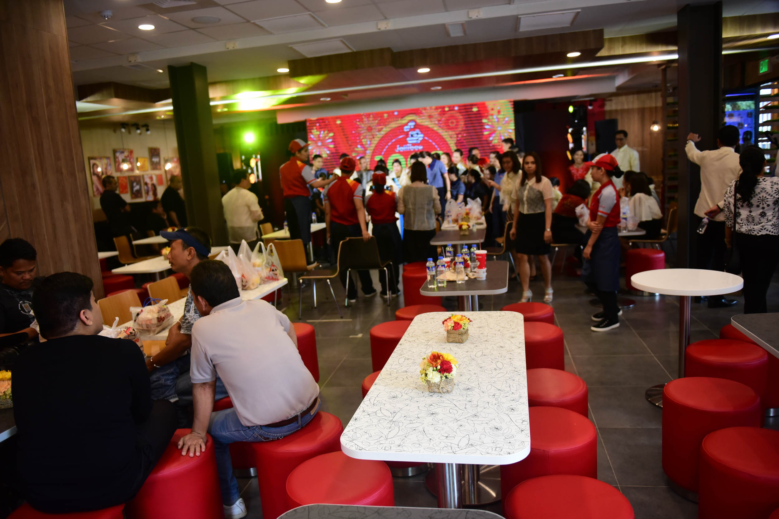 Jollibee39s 1000th Store Opens In Bgc Aci Girl