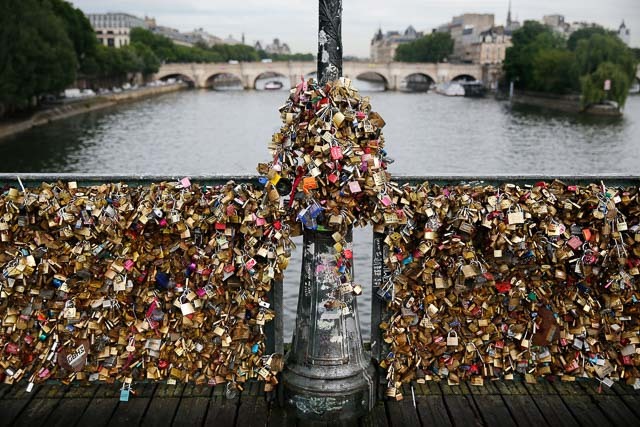 Breaking hearts, breaking chains: Paris removes 'love locks'