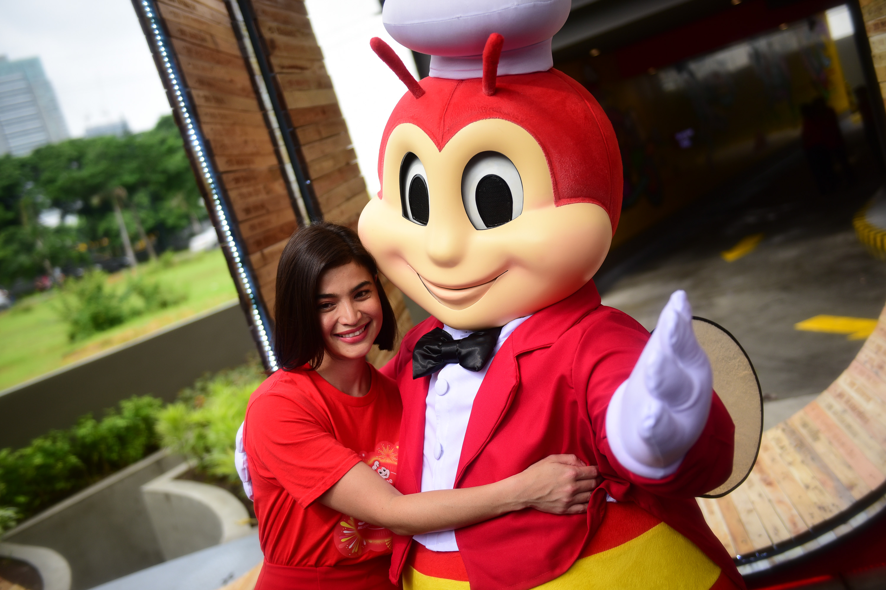 Viral pinay teen jollibee crew pics