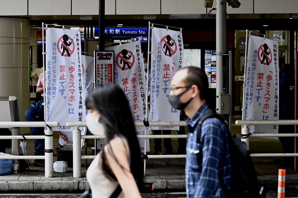 Walkie, no talkie: Japan city launches pedestrian smartphone ban